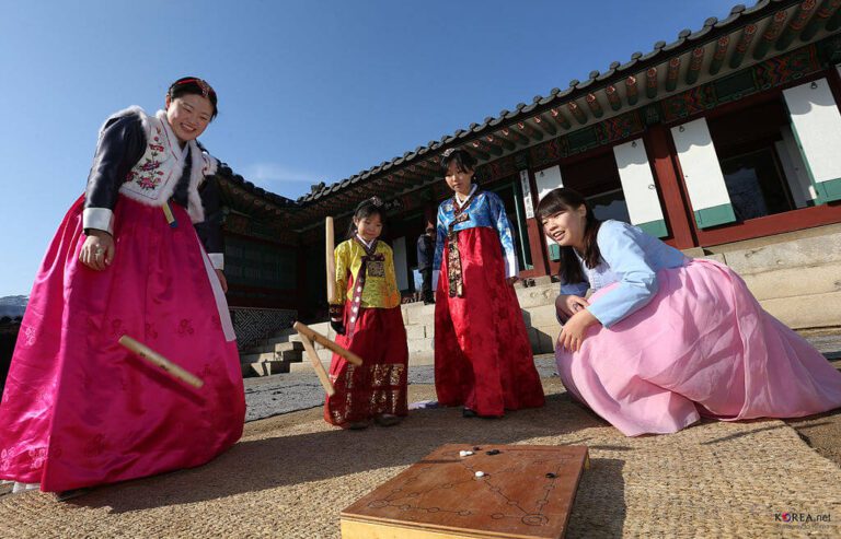 Seollal | 7 Cool Korean Lunar New Year Traditions To Know About ...